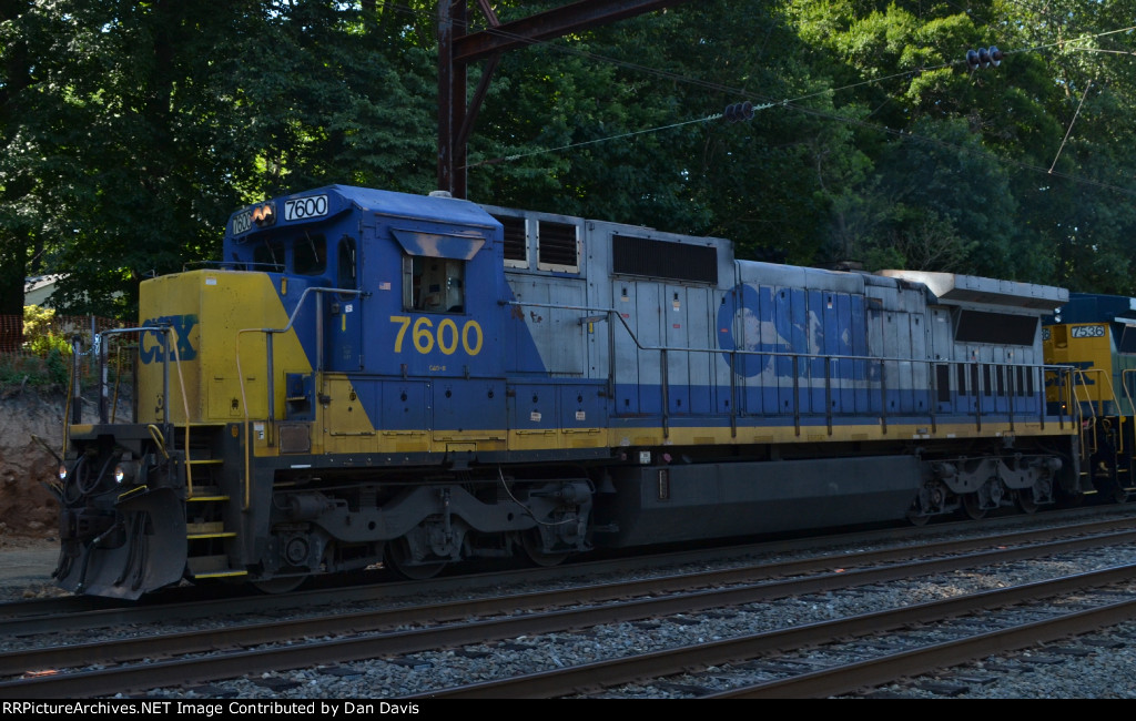 CSX C40-8 7600 leads Q300-03 east